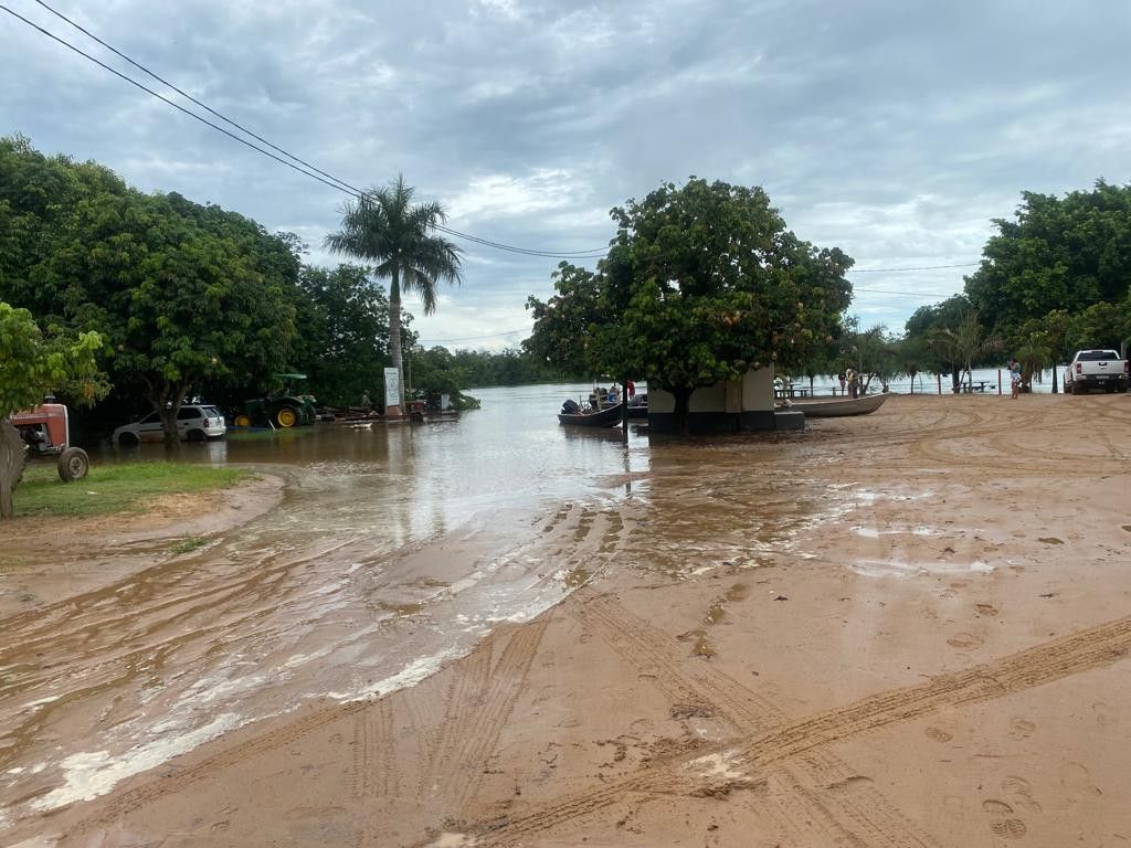 Cheia do rio obriga moradores a evacuarem casas nos portos de Querência ...