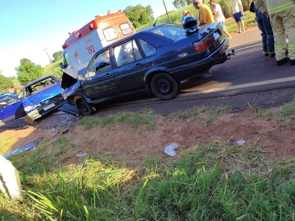 Batida de frente entre carros deixa três pessoas feridas na PR-218, em Loanda