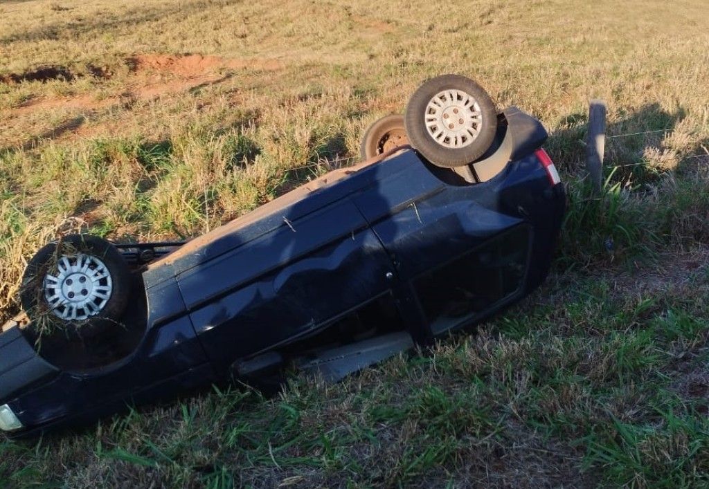 Batida entre carros deixa duas pessoas feridas na PR-478 em Loanda