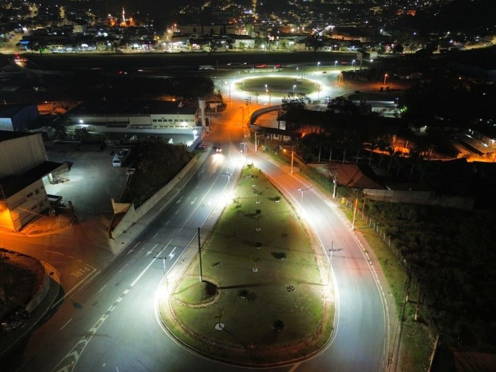 Prefeitura ilumina com lâmpadas de led a rotatória da Atílio Biscuola