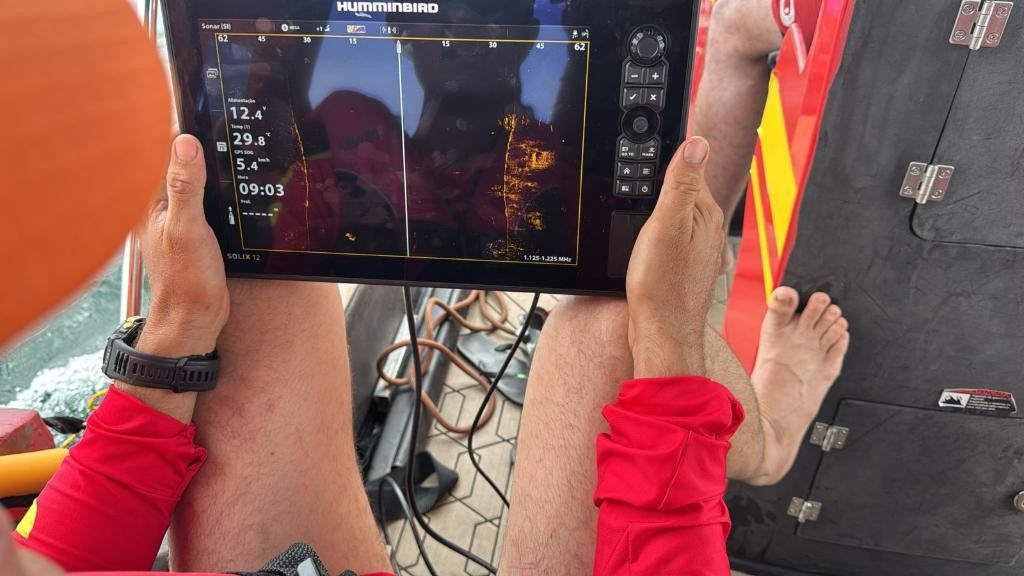 Bombeiros localizam corpos de vítimas após naufrágio no Lago do Manso