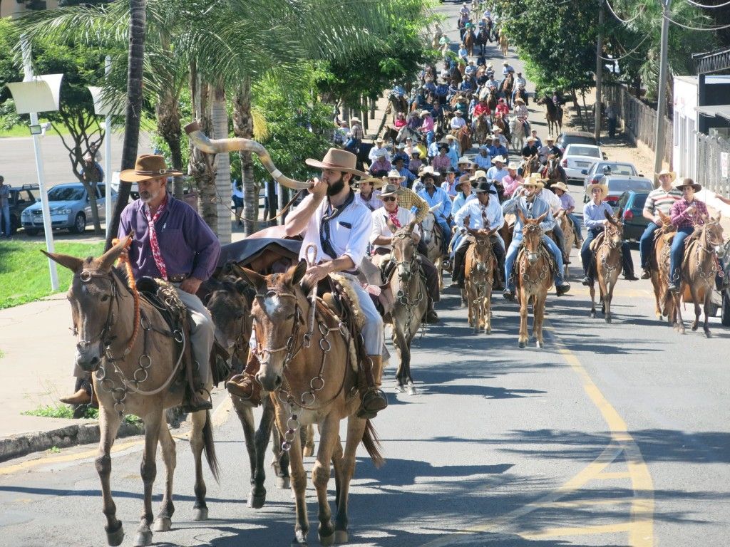 Monte Aprazível entra no clima do rodeio com cavalgada e queima do alho