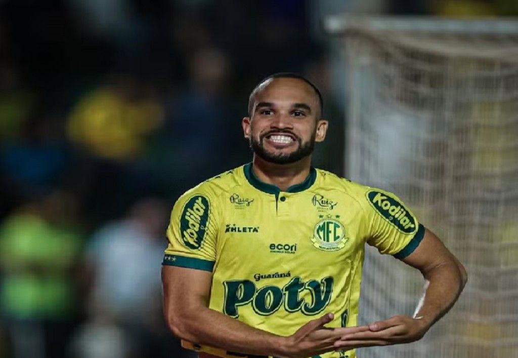 Zagueiro renova com o Mirassol e segue como pilar da defesa no ano do ...