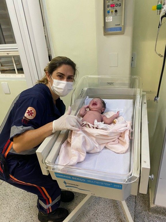 Bebê nasce dentro de ambulância do Samu