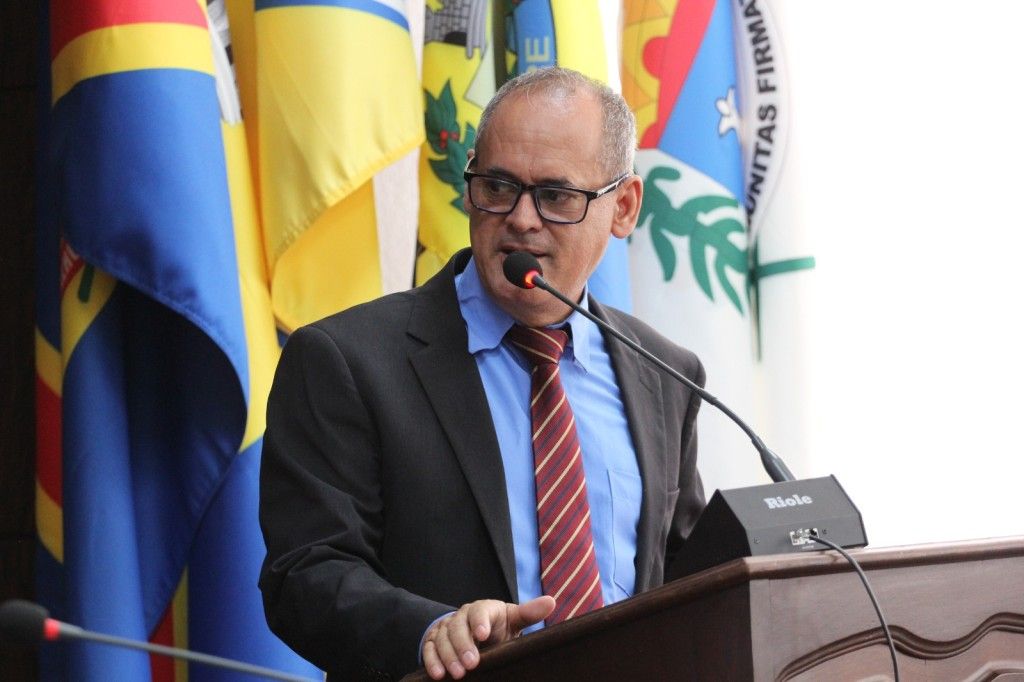 Em tom de agradecimento, Luiz Roberto Tavares celebra sexto mandato