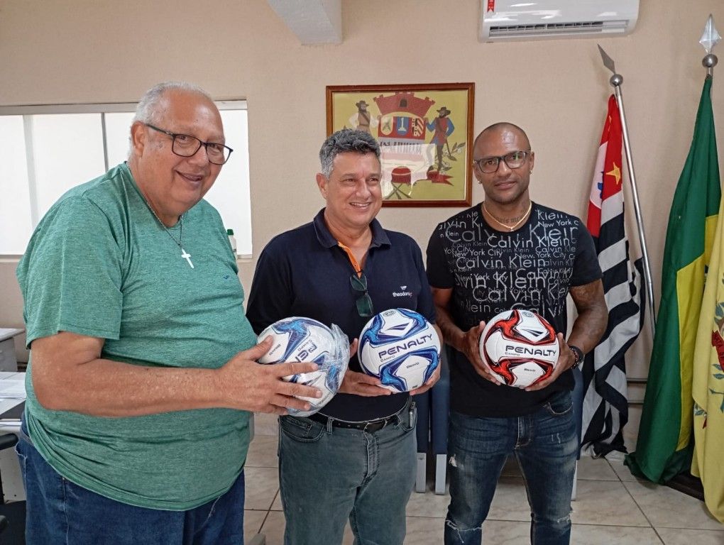 SEJEL recebe a doação de 30 bolas da Acimm para a Copa Rural de futebol