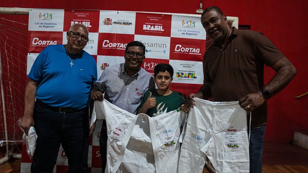 160 crianças e adolescentes recebem uniformes pelo Projeto Jovem Talento