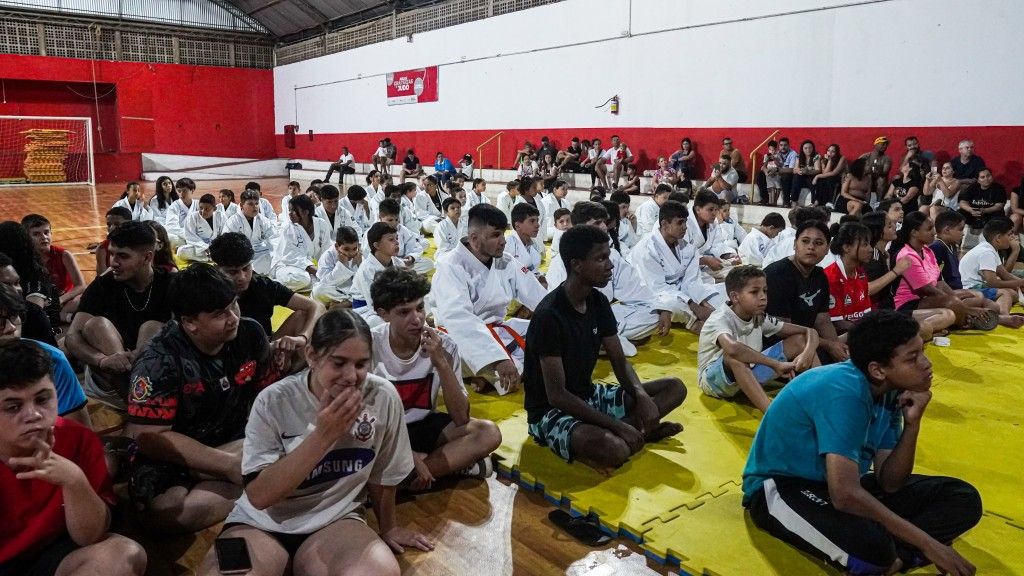 160 crianças e adolescentes recebem uniformes pelo Projeto Jovem Talento