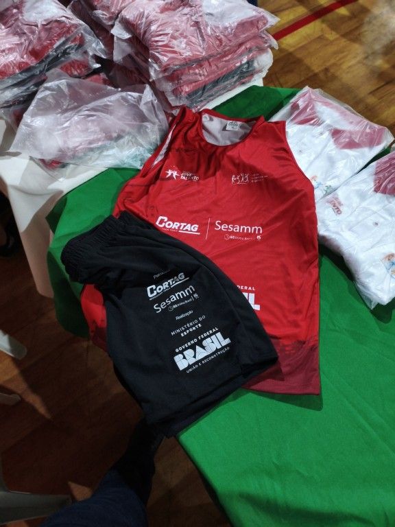 160 crianças e adolescentes recebem uniformes pelo Projeto Jovem Talento