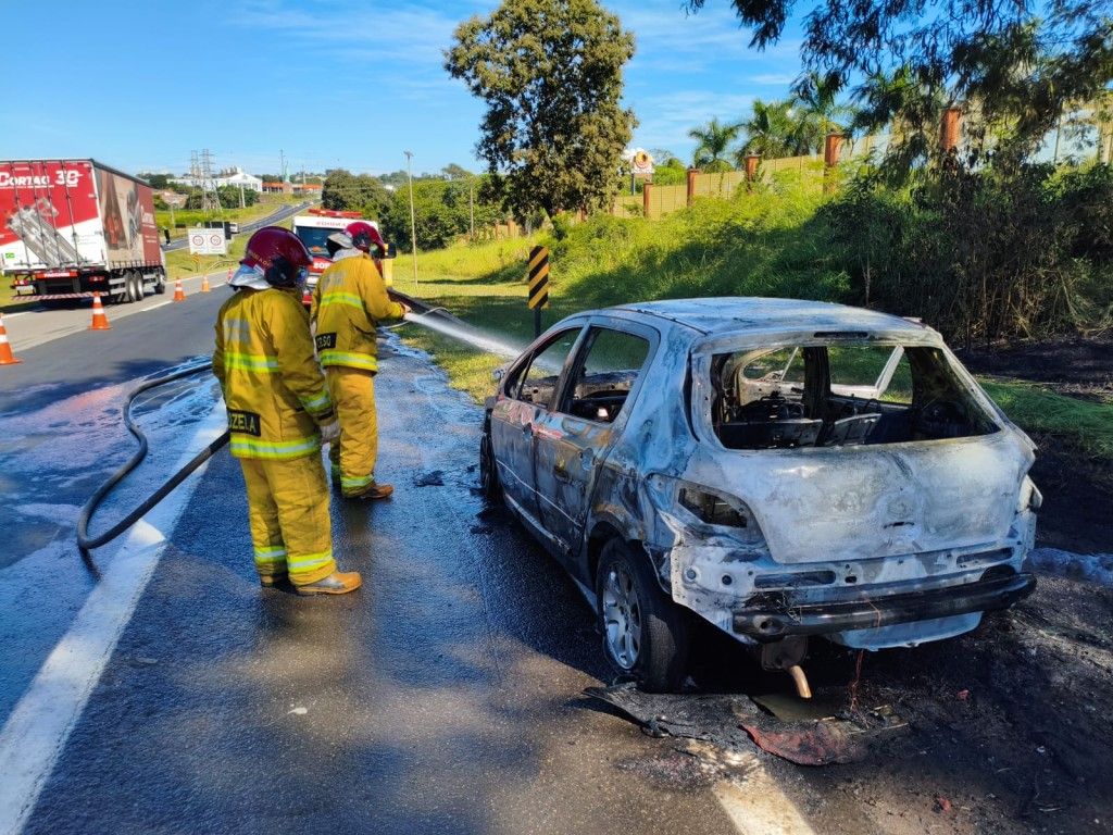 Carro pega fogo na SP-340 e mobiliza bombeiros civil municipal