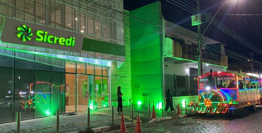 Sicredi doa mais de meia tonelada de alimentos em Guaxupé