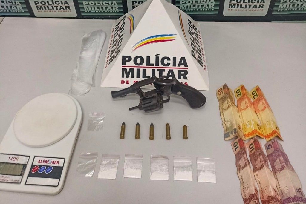 Dupla é presa com drogas e revólver no bairro Grão Pará Dupla é presa com drogas e revólver no bairro Grão Pará