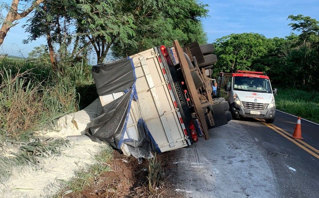 Tombamento de caminhão deixa motorista ferido na PR-542, em Itaguajé