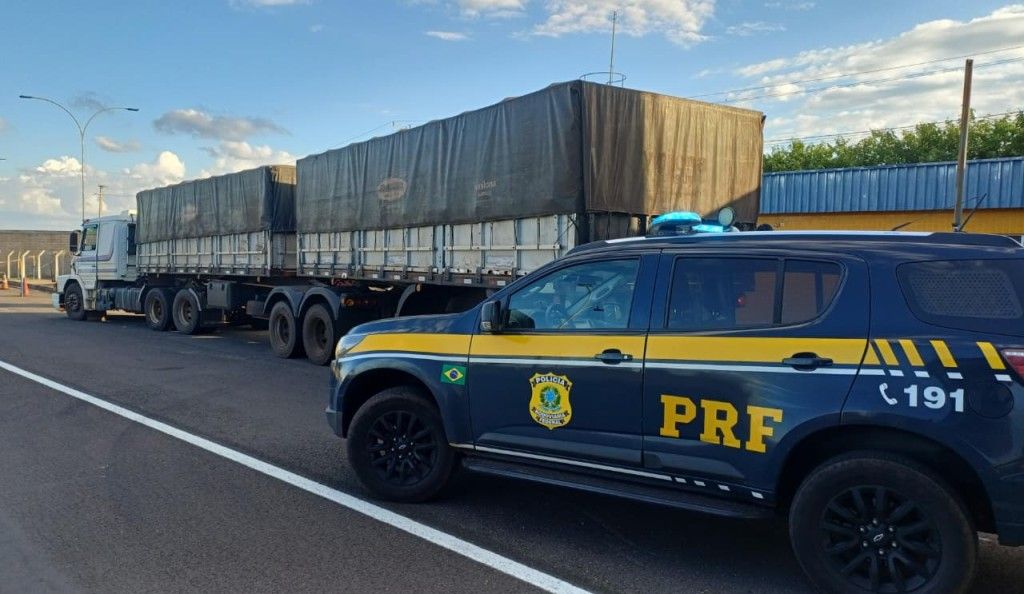 PRF apreende bitrem com 400 mil maços de cigarros em Paranavaí
