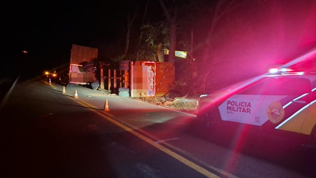 Semirreboque tomba na PR-082 entre São Tomé e Indianópolis