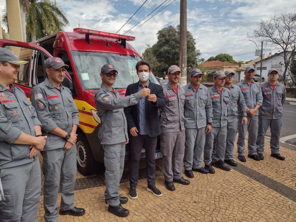Corpo de Bombeiro de Penápolis recebe nova viatura de resgate