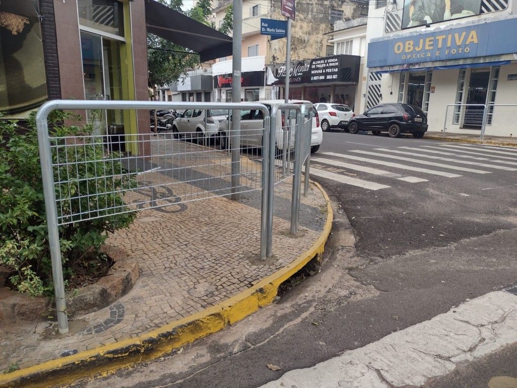 Prefeitura de Penápolis instala gradis em áreas centrais da cidade