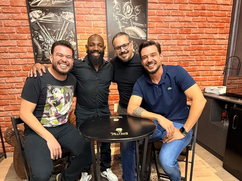 Dupla sertaneja Luiz Henrique & Léo visita a Sir Alfred Barbearia