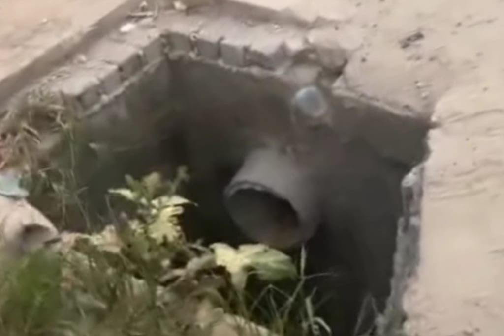 Mulher cai em Boca de Lobo sem tampa no Arraial d"Ajuda