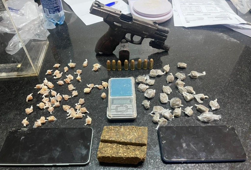 Operação policial termina com morte e apreensão de arma e drogas