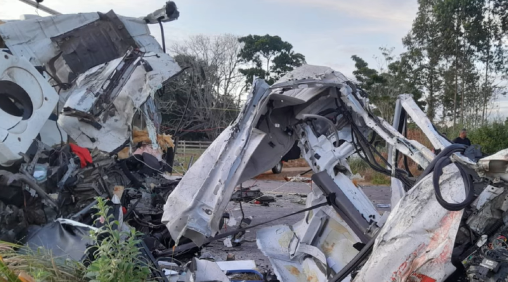 Colisão entre ambulância e carreta deixa quatro mortos na BR-364