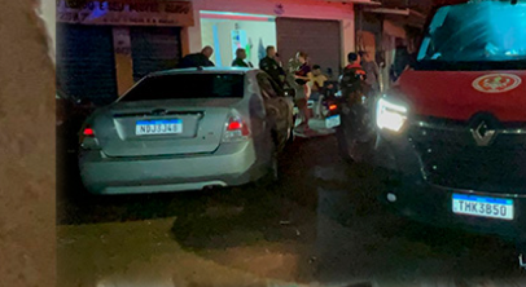 Carro desgovernado por motorista sem habilitação invade comércio no Cai ...
