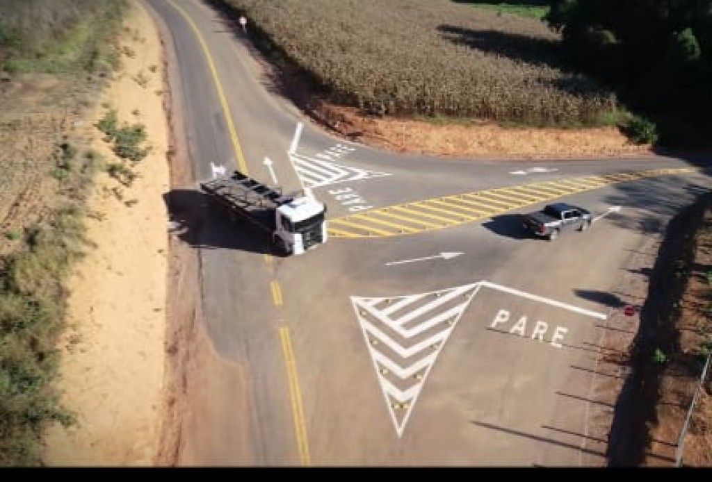 Estrada rural para o bairro dos Ferreiras recebe sinalização viária