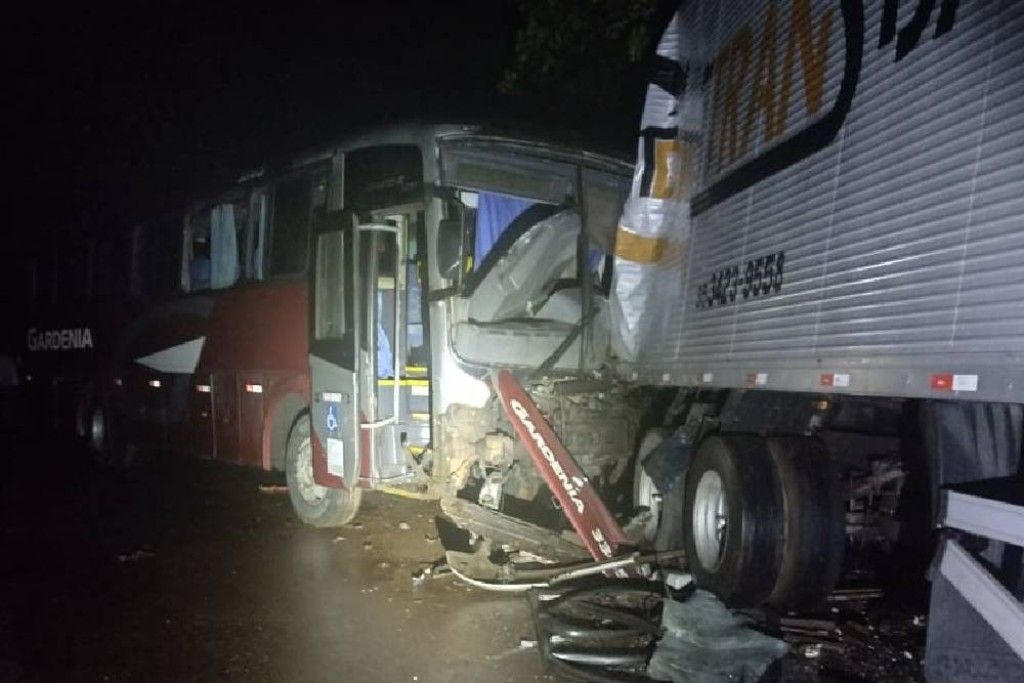 Colisão frontal entre caminhão e ônibus da Gardênia que fazia linha PA ...