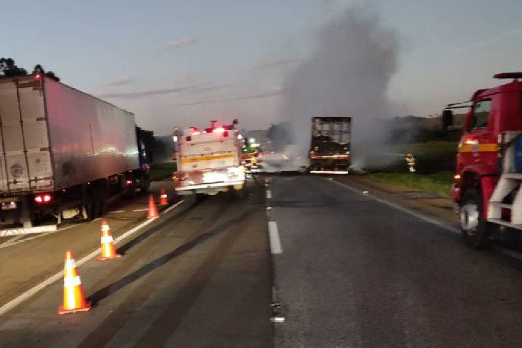 Bombeiros utilizam 30 mil litros de água para apagar fogo em carreta ...