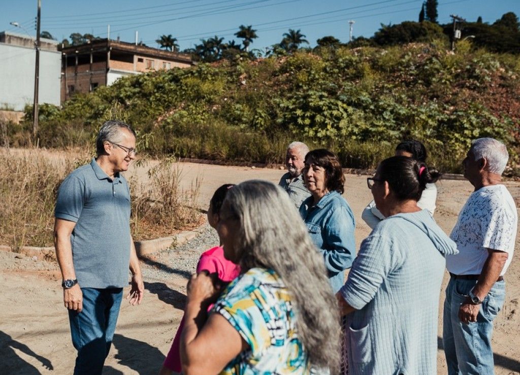 Rua do bairro Santa Angelina recebe serviços de drenagem e asfaltamento