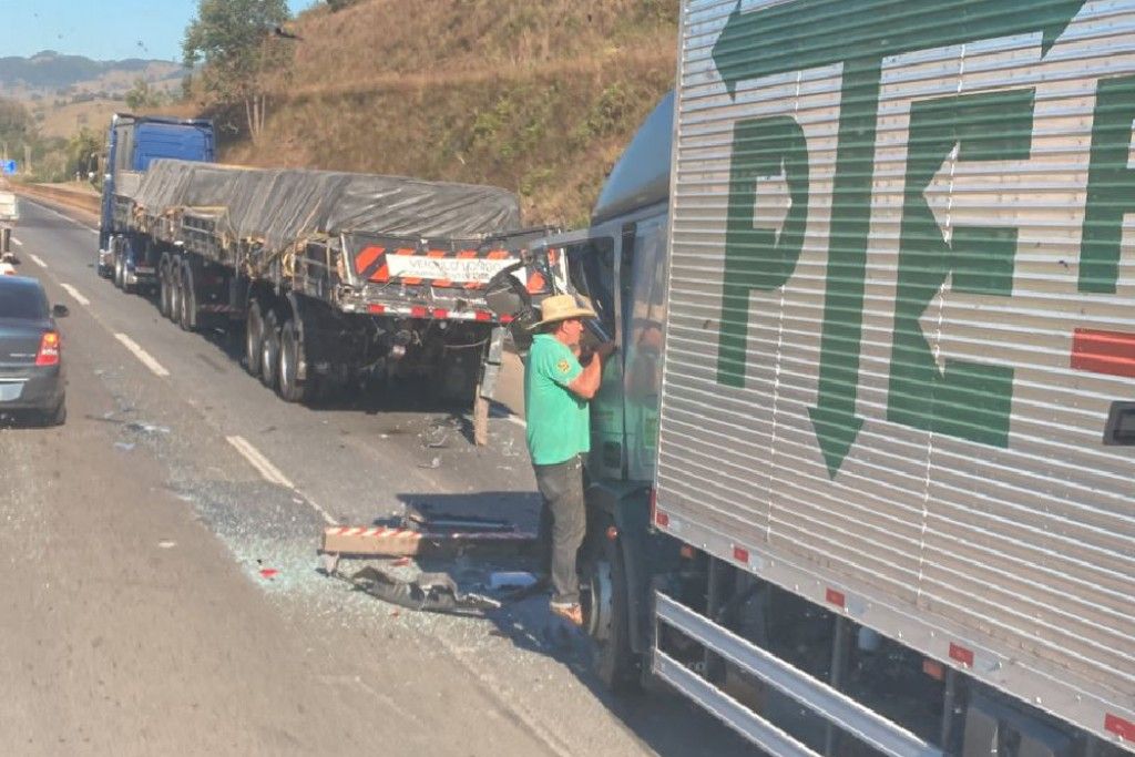 Caminhão bate em carreta na Fernão Dias e motorista fica preso às ferragens