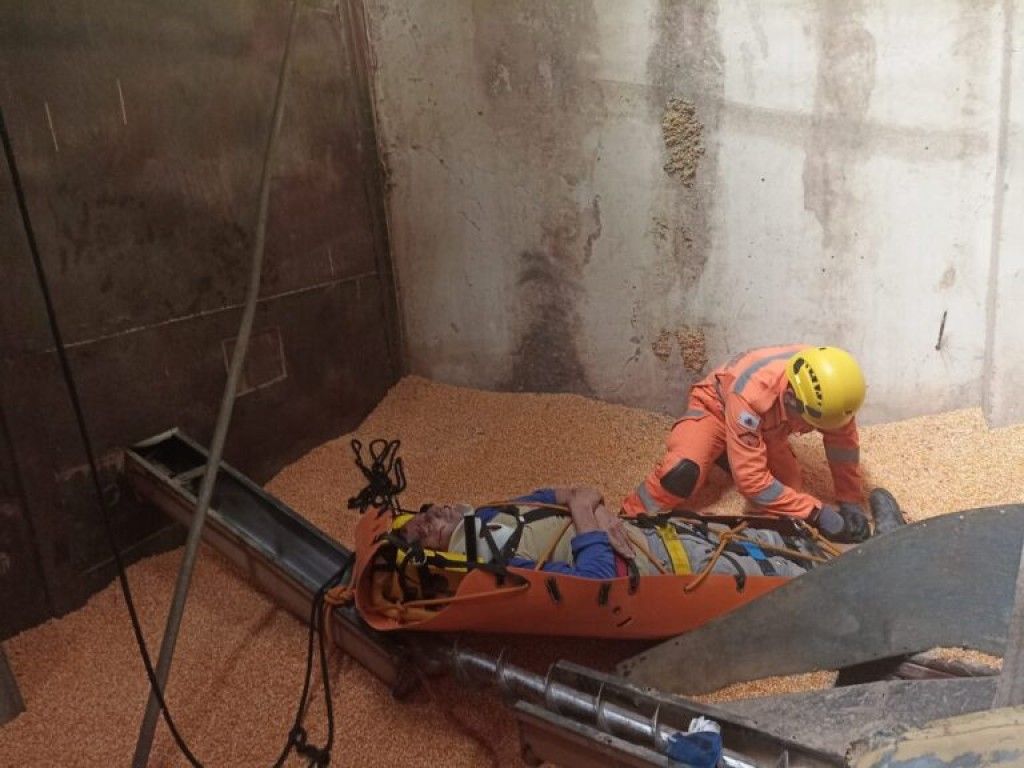 Homem cai em silo de armazenagem de grãos e correu risco de ser ...