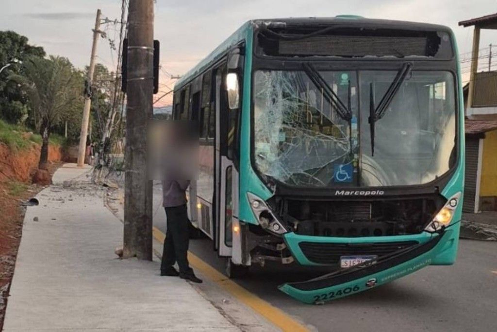 Motorista da Planalto que bateu em poste confirmou que atendeu celular dirigindo