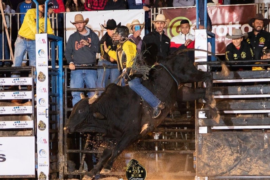 Guilherme e Benuto estremecem segunda noite da Festa do Peão de Saltinho