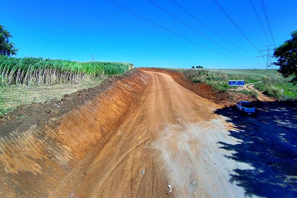 Prefeitura realiza melhorias em estrada rural