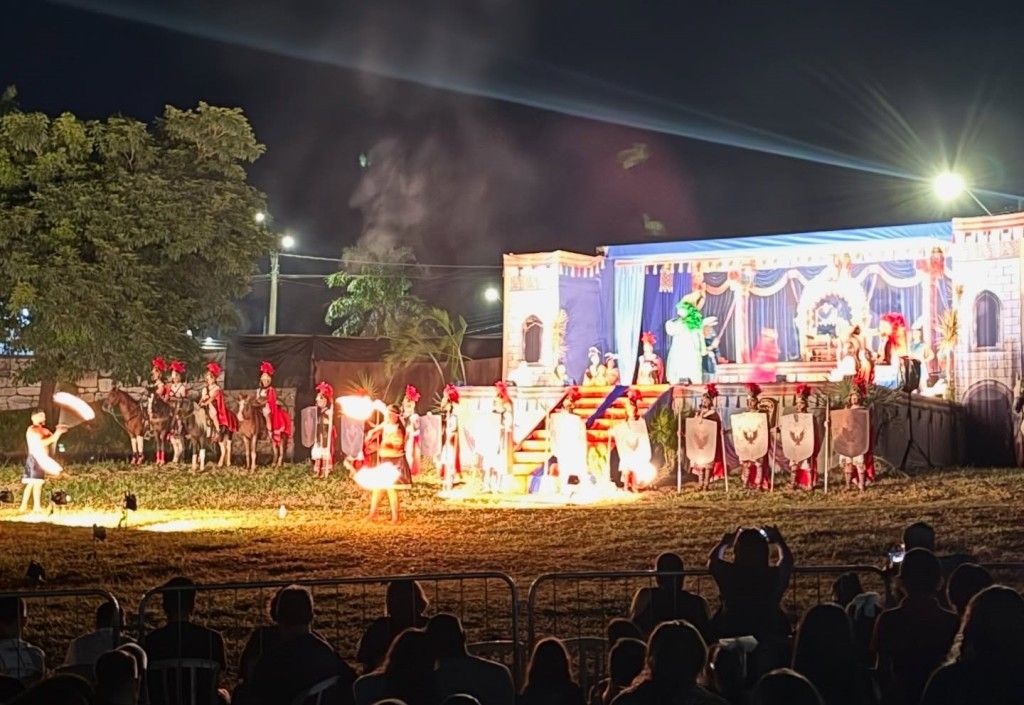 Paixão de Cristo emociona público e lota arquibancadas no Espaço do Burim