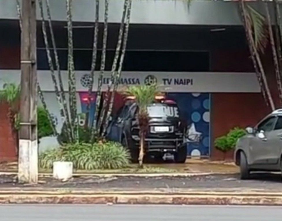 Homem rouba viatura da Polícia Militar e tenta invadir a Rede Massa - TV Naipi