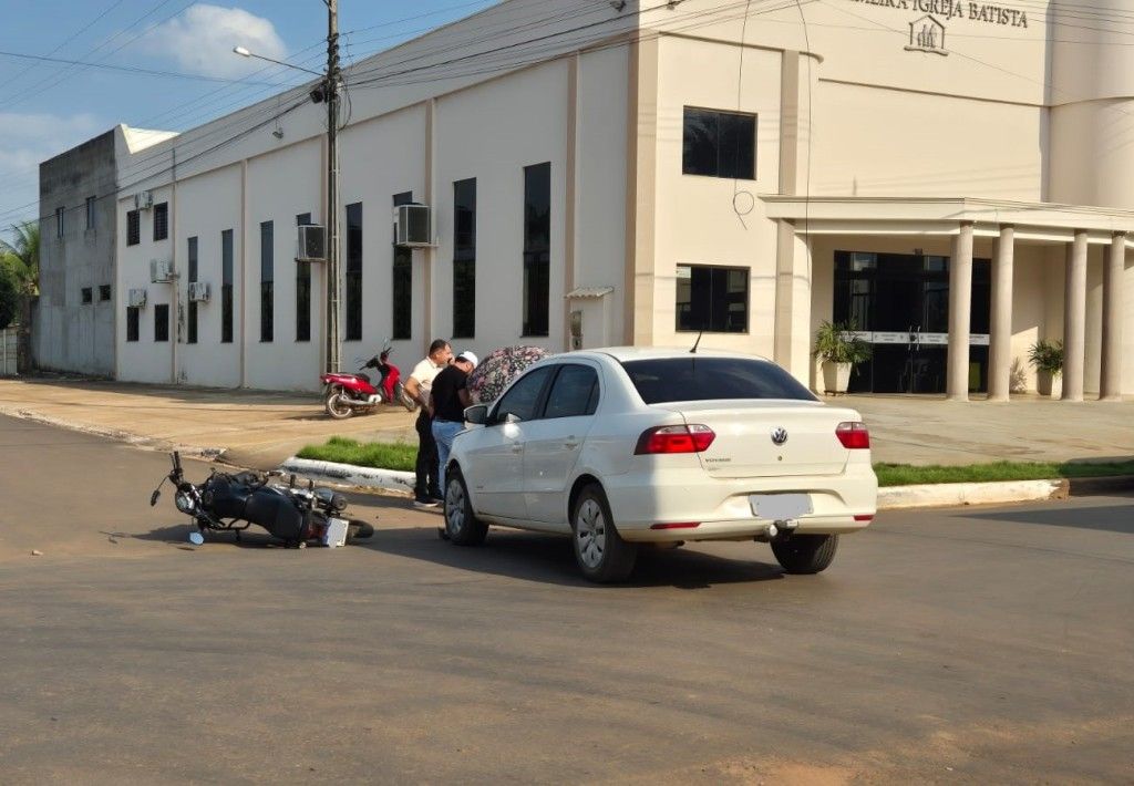 Colisão entre carro e moto deixa mulher ferida em São Miguel do Guaporé