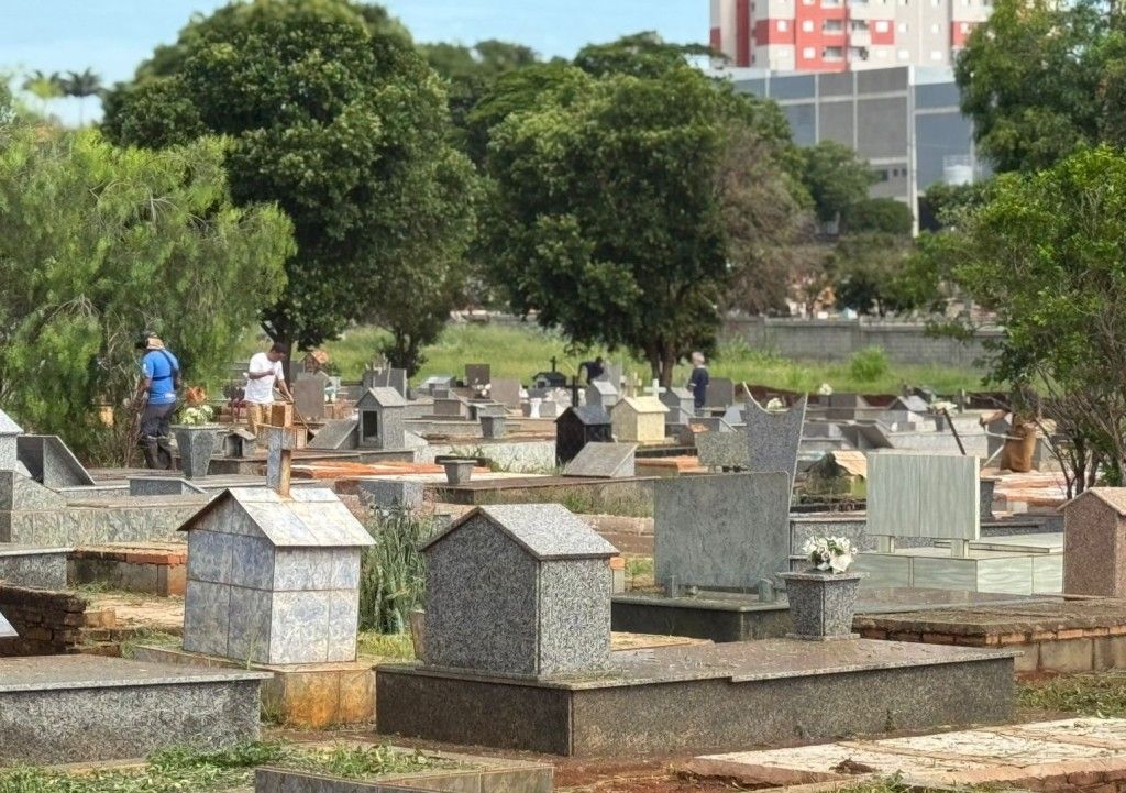Cemitério municipal recebe cuidados e manutenção no final de semana