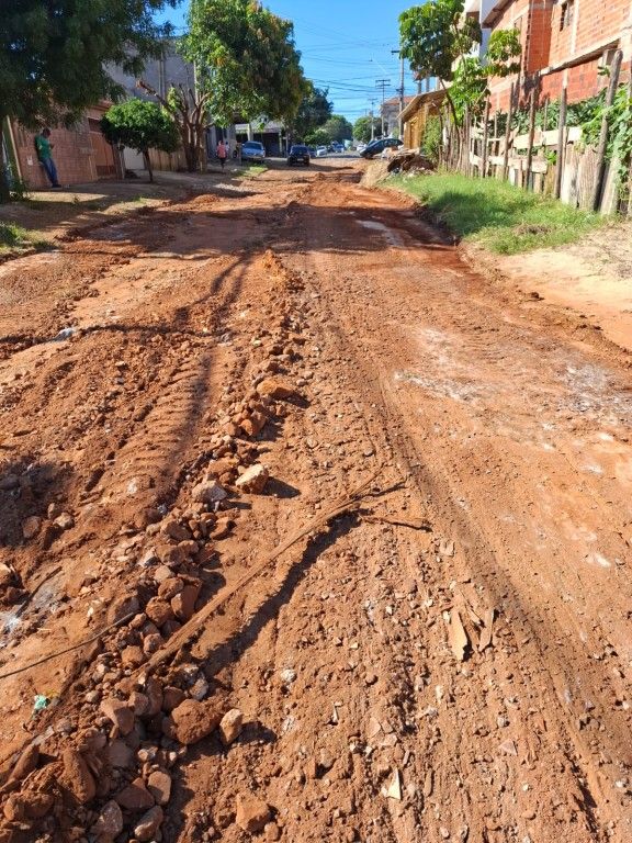 Vila Operária recebe melhorias nas vias de terra