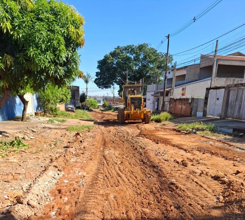 Vila Operária recebe melhorias nas vias de terra