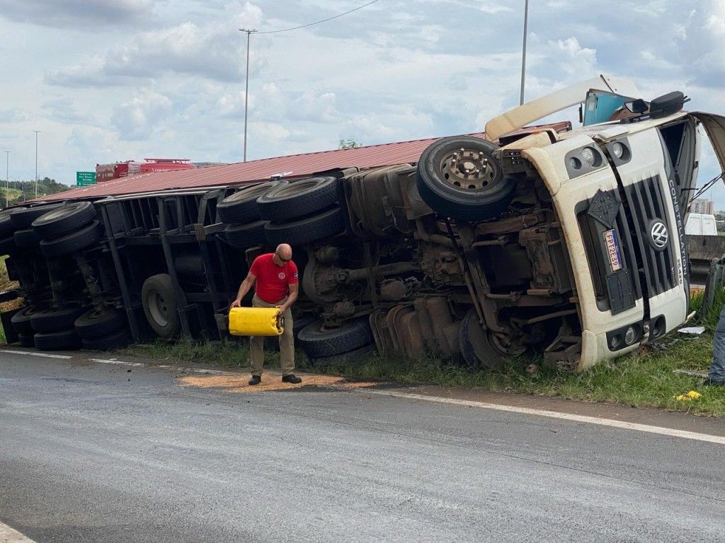 Carreta com 21 toneladas de defensivos agrícolas tomba na Anhanguera em Sumaré