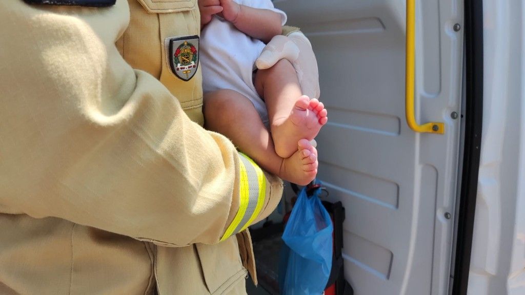 Importância de conhecer a manobra de Heimlich: mãe salva filha engasgada