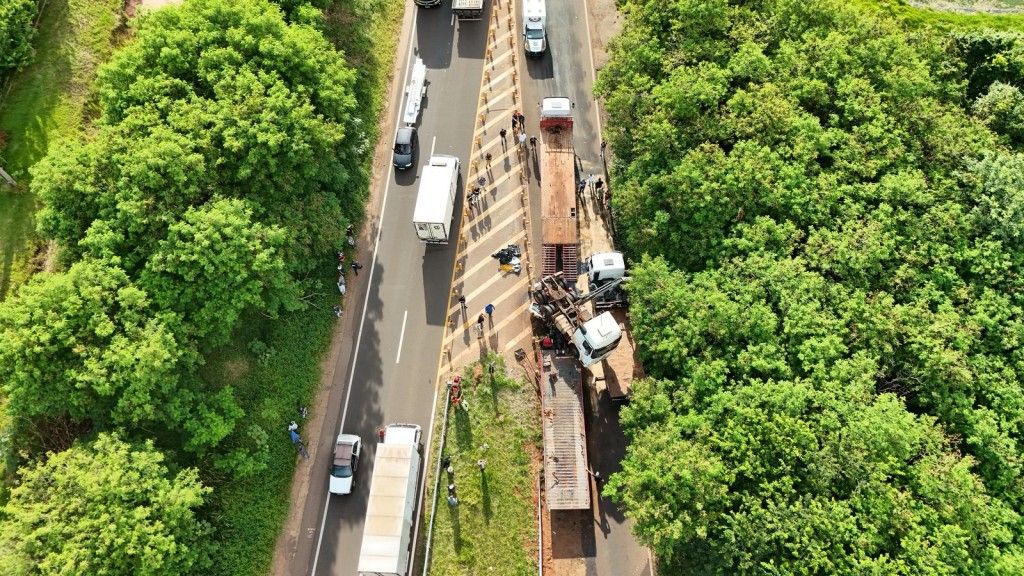 Trânsito é liberado no local do acidente que vitimou caminhoneiro na PR-323