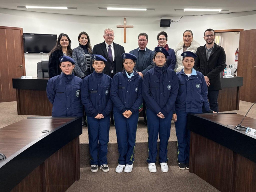 Parlamento Jovem toma posse e inspira cidadania entre estudantes em ...