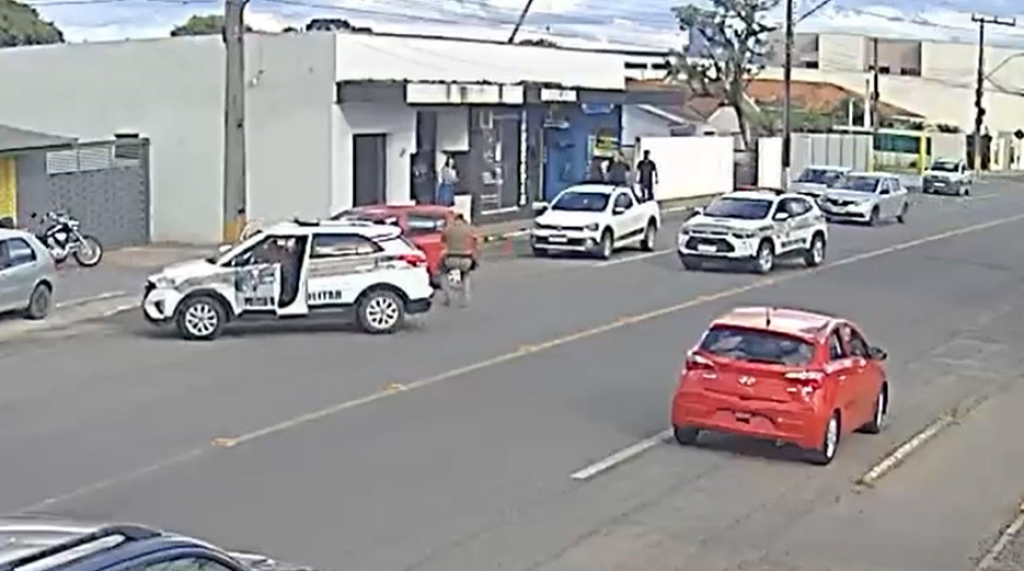 Vídeo: homem foge em alta velocidade e colide carro contra poste e ...